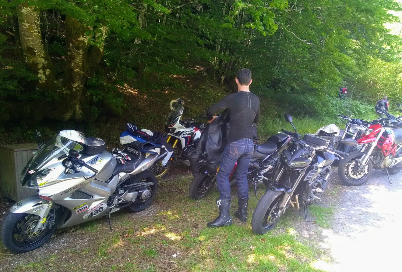 Stage route et circuit avec Serge Nuques au Pays Basque - Viedemotard.fr